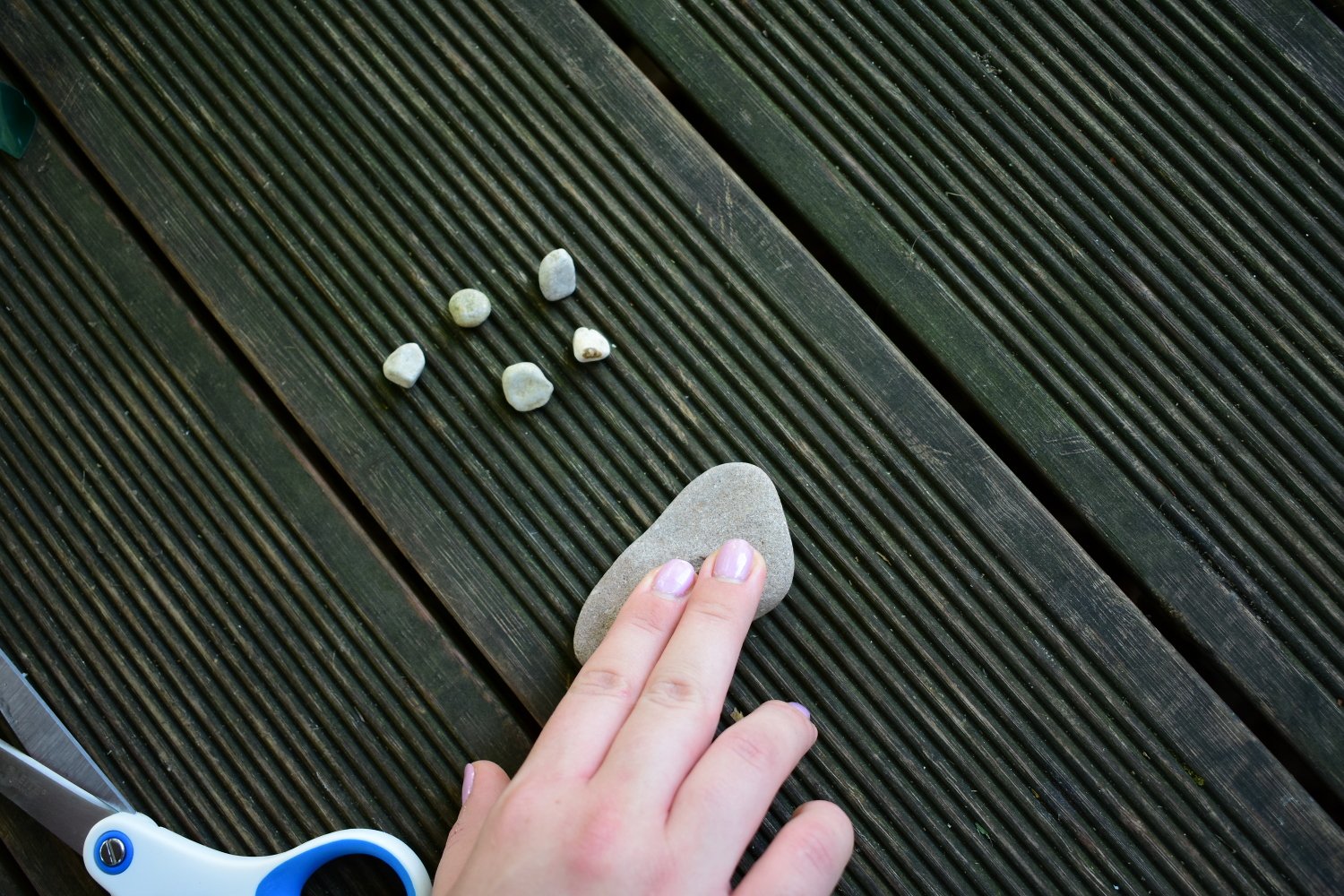 Dekoracje na taras - Ślady stóp z kamieni - Kreatywne DIY