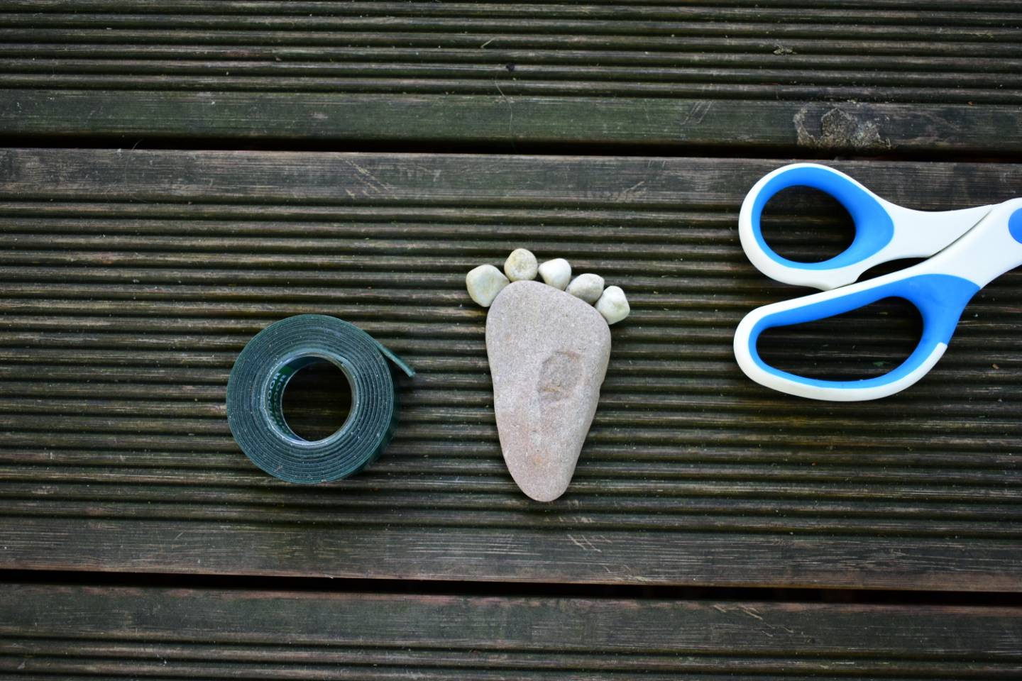 Dekoracje na taras - Ślady stóp z kamieni - Kreatywne DIY